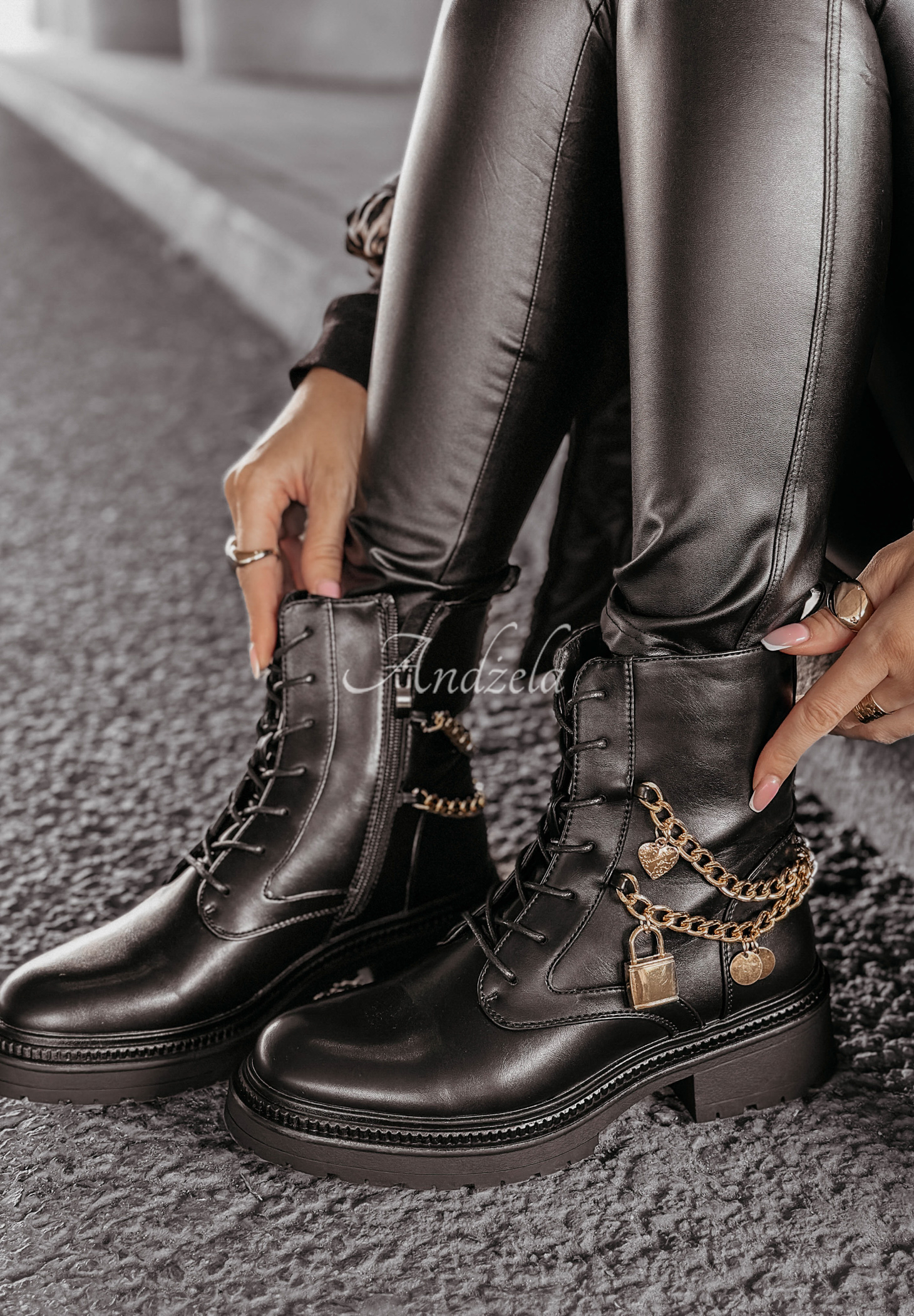 Leather bagger boots with chains Umbridge black - Andżela Online Store