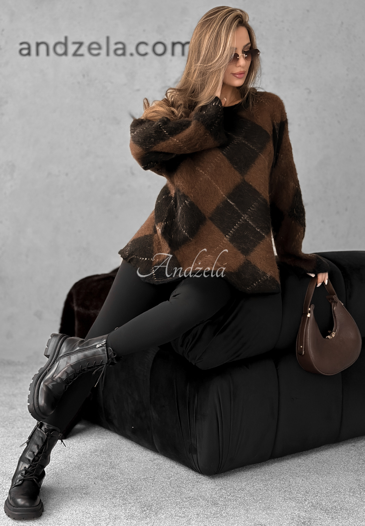 Sweter w romby z wełną i wiskozą Winter Things czekoladowo-czarny ...